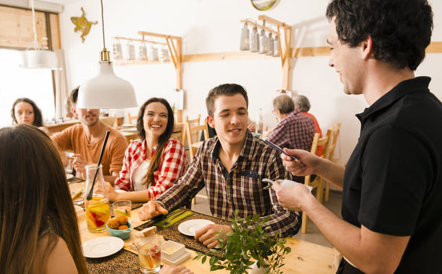 ¿Cuándo deberías contratar un runner en tu restaurante?