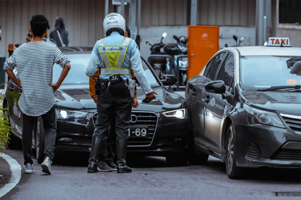 Driver Safety: 8 Steps to Reduce Distracted Driving • Roundtrip