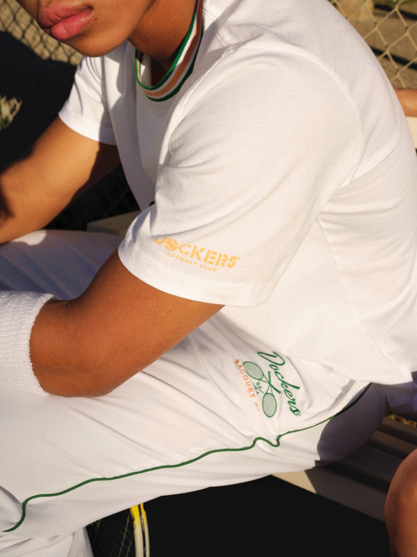 Dockers présente sa capsule Racquet Club