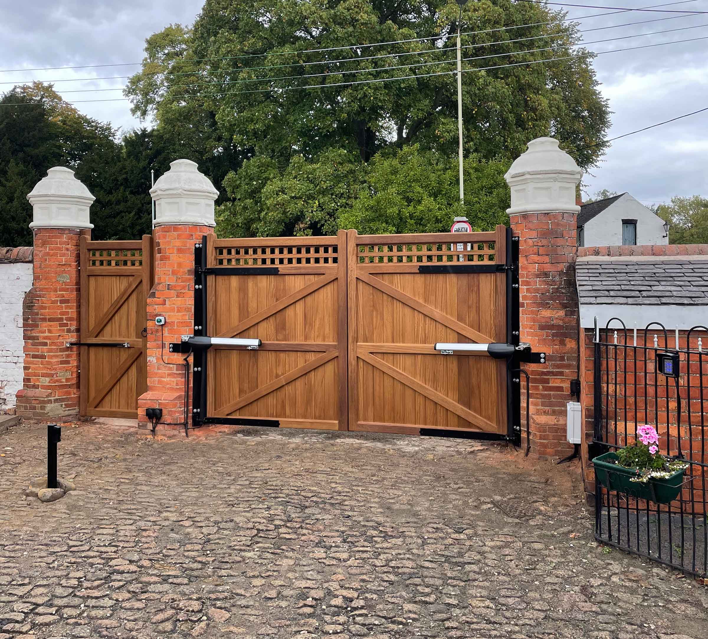 Driveway Electric Swing Gates - Secure21 Ltd