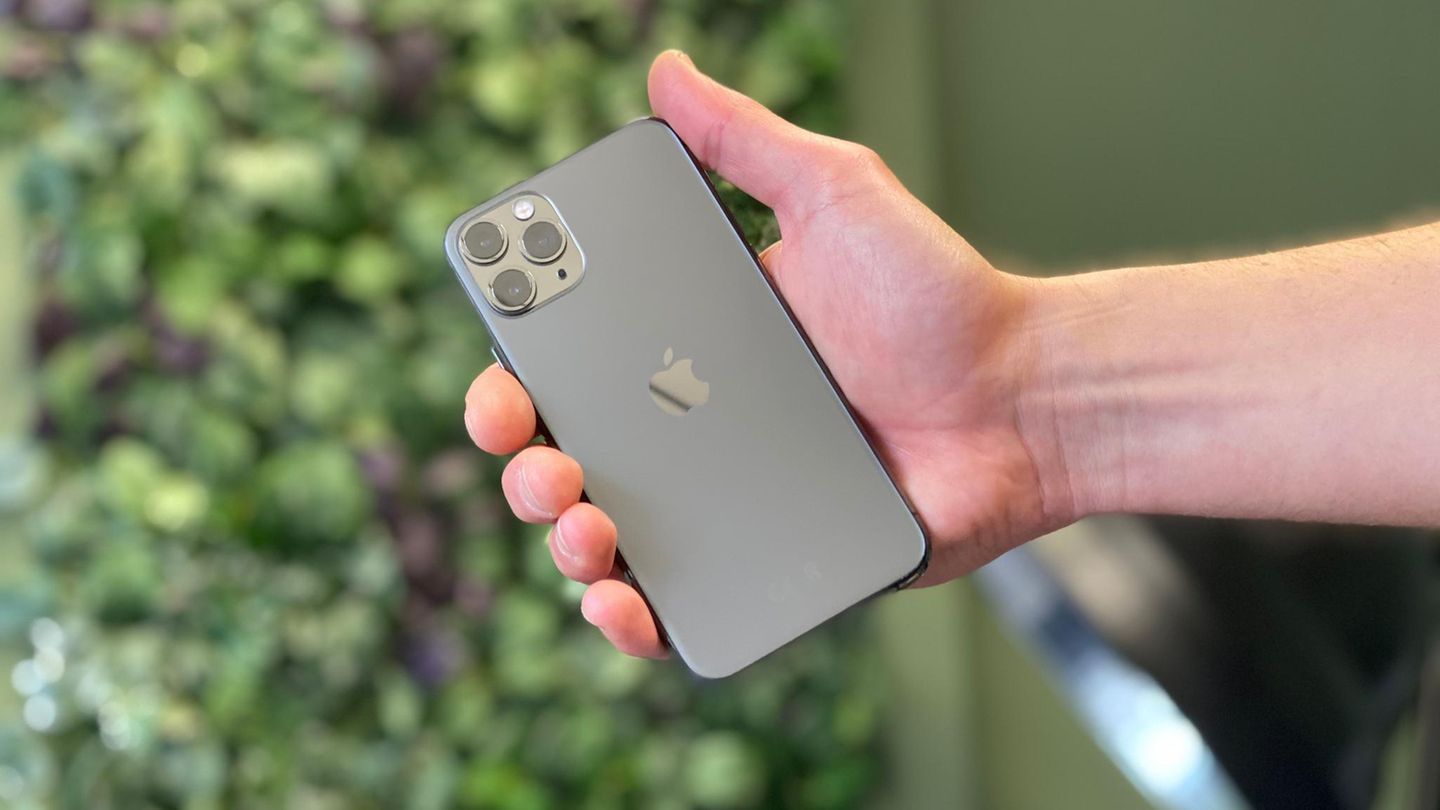 Unleashing the Power of Connectivity: eSIM Integration in Apple iPhone ...