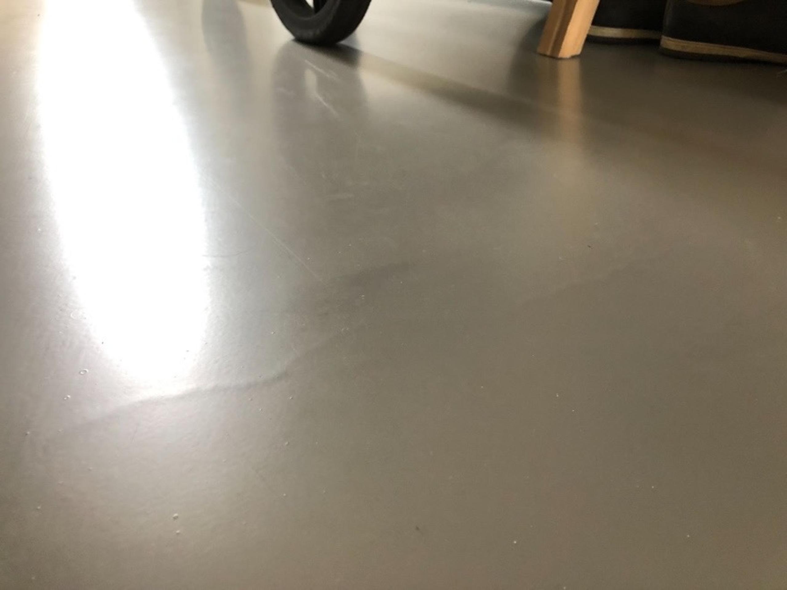 Scheuren in de gietvloer Gietvloer kenmerken | M2 Vloeren