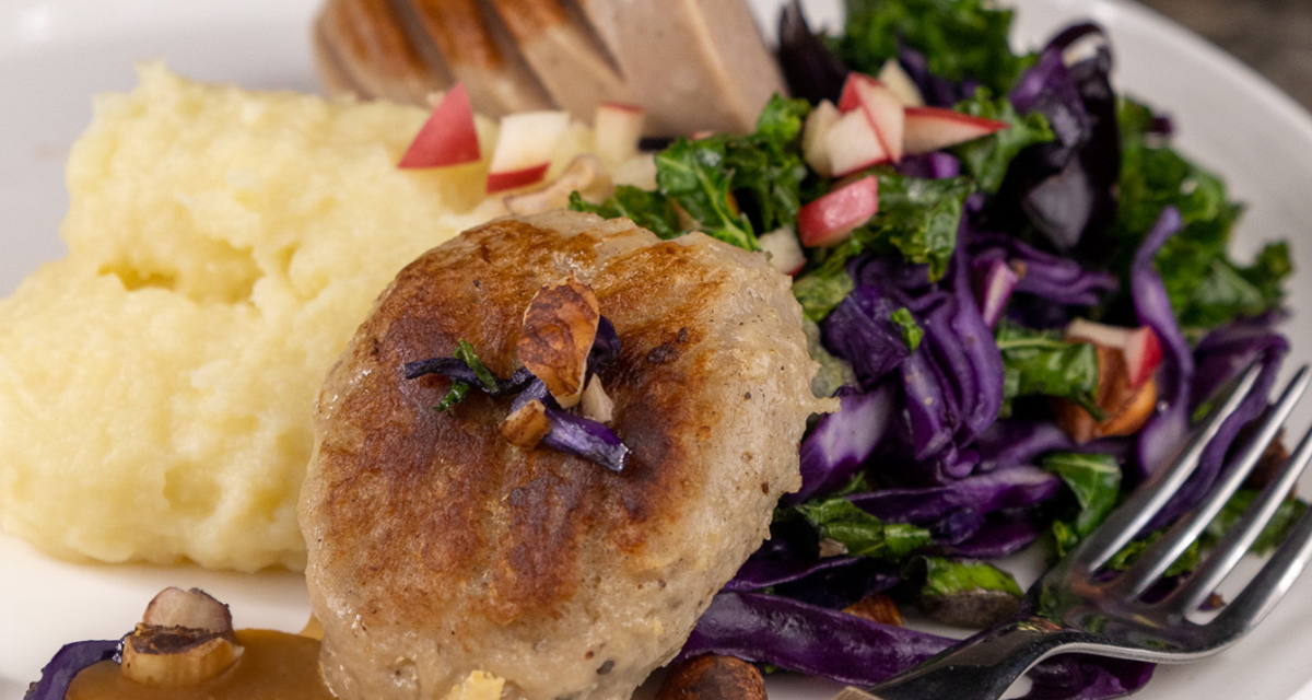 Medisterpølse og medisterkaker med wokede grønnsaker og potetmos - Kokt ...