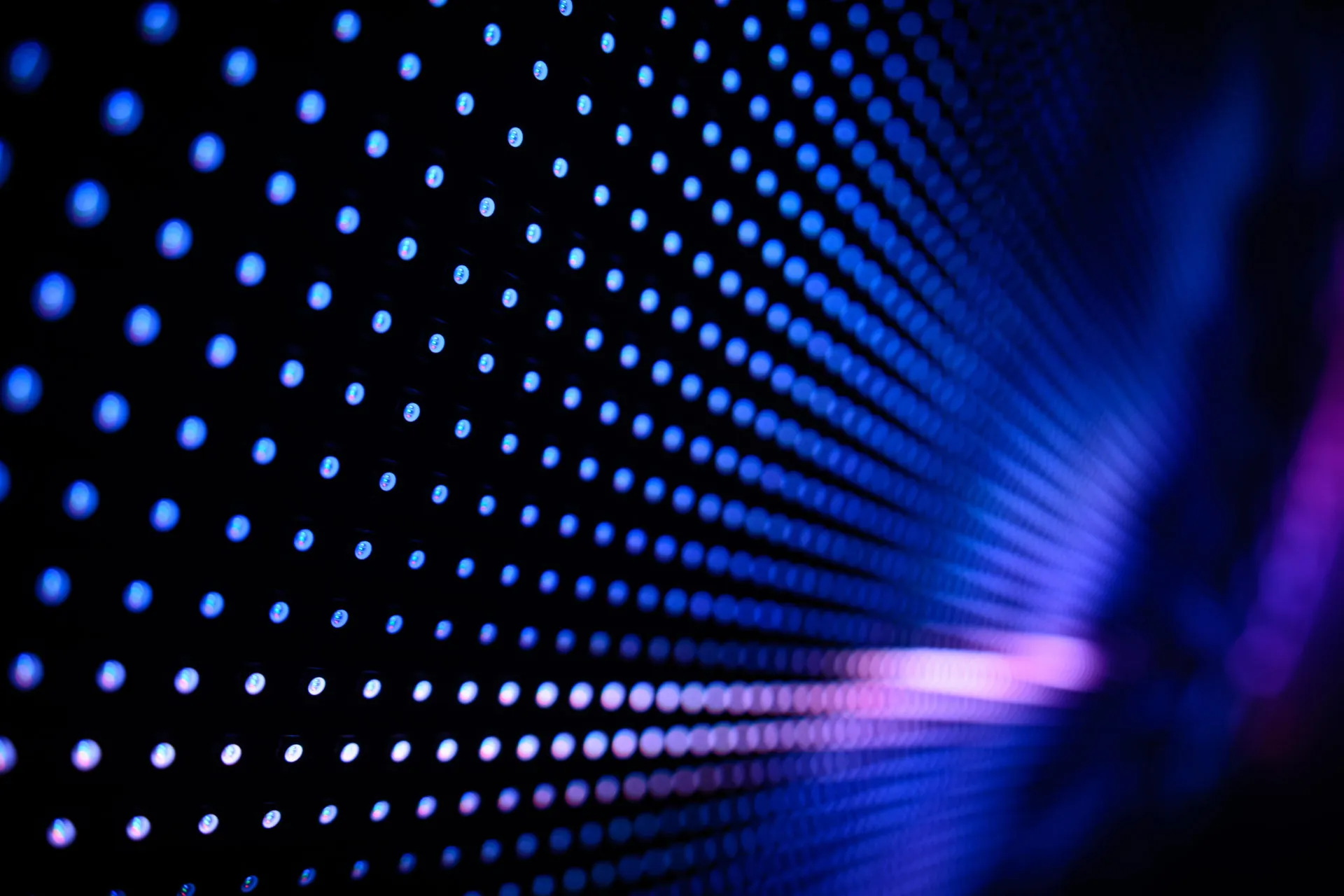 Ny metode for å lage strøm fra regn: én dråpe lyste opp 100 lysdioder | Sinus Magasinet