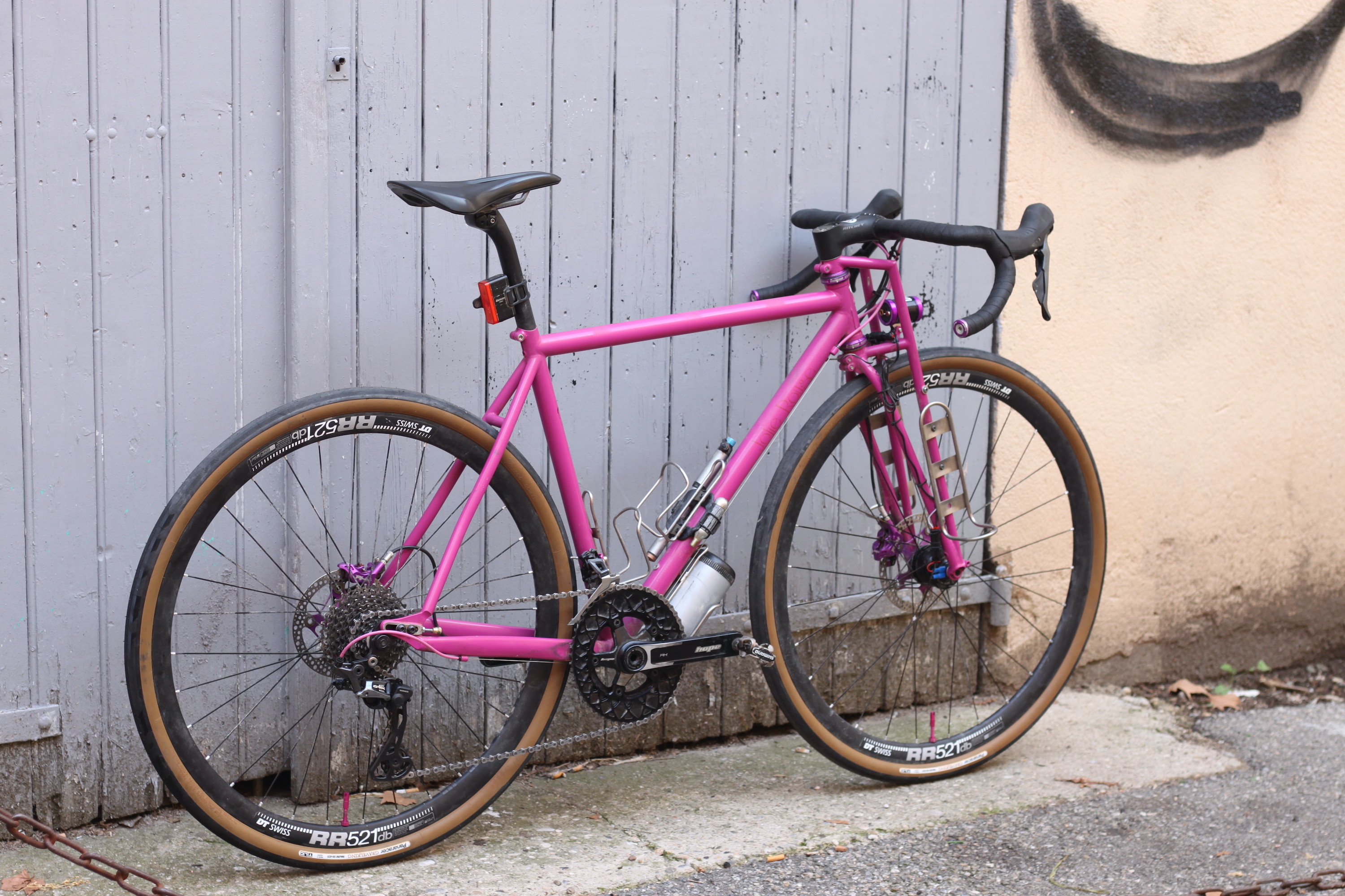 Jolie Rouge Cycles, un sur-mesure hors norme - Montage à la carte