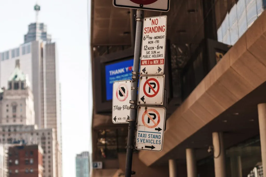 How Digital Traffic Signs Can Help Cities Manage the Curb