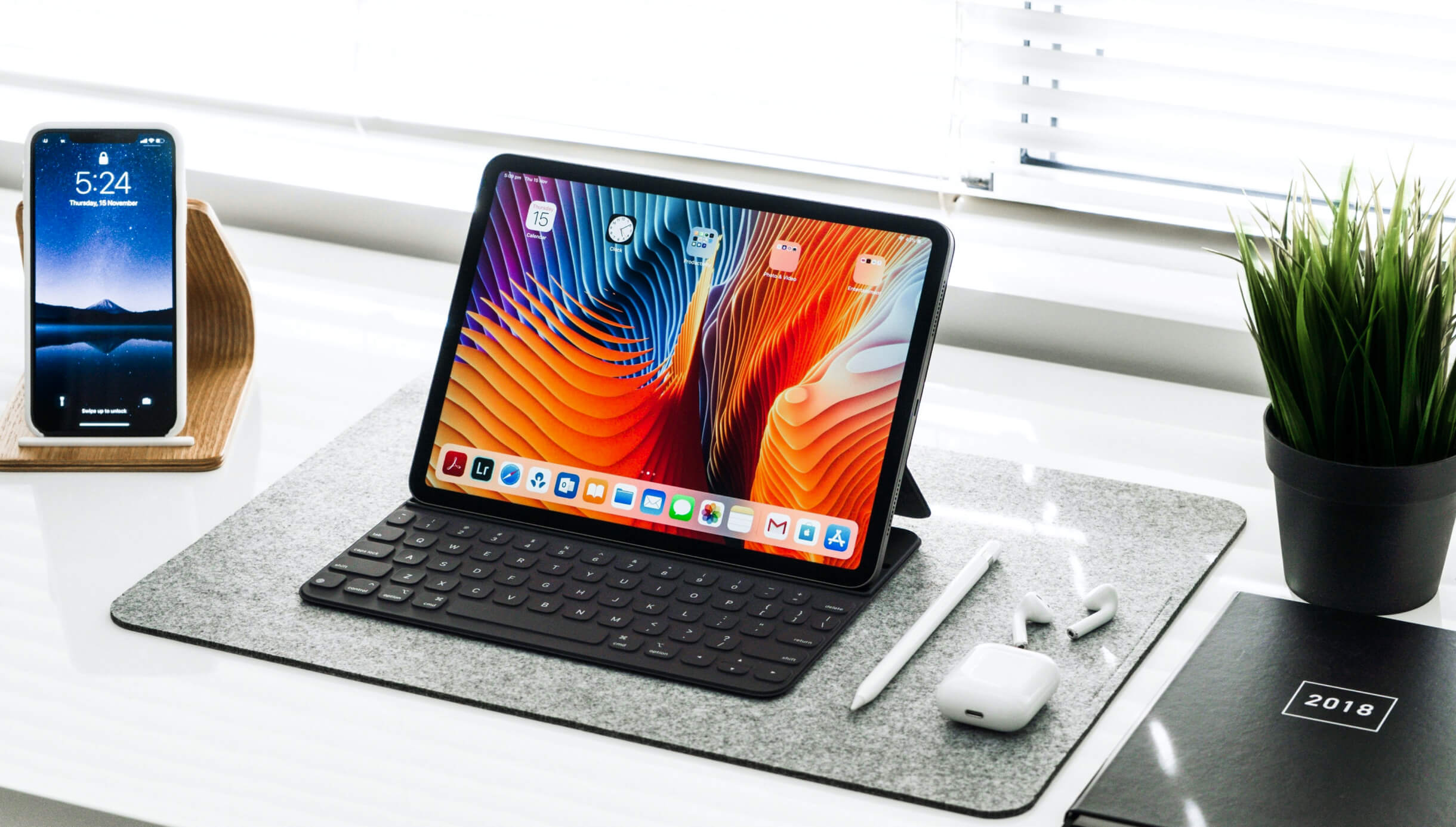 The definitive minimal iPad desk setup for killer productivity ...