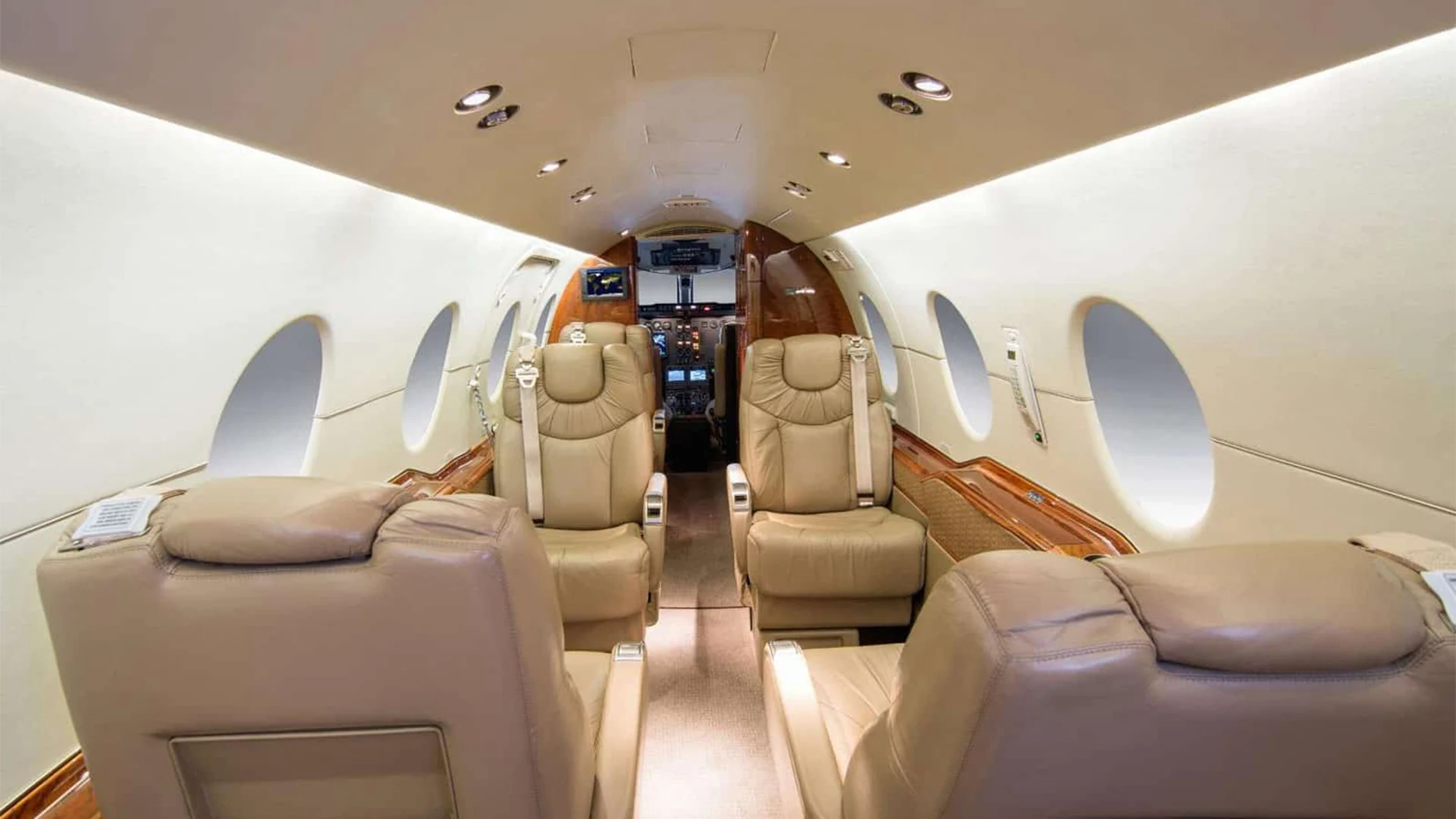 Charter A Hawker 400XP | Global Charter