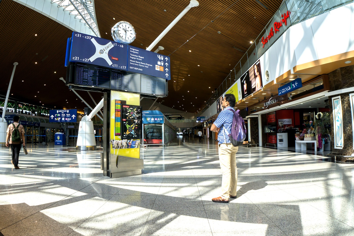 17 Enticing and Informational Digital Signage Content Examples