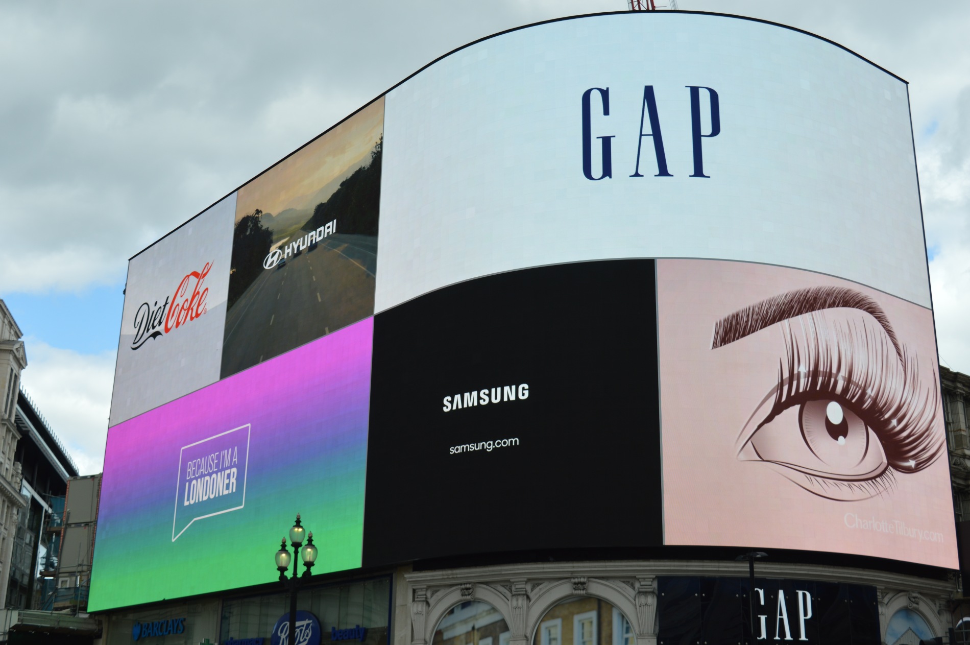 Build the Best Digital Signage Platform for your OOH Advertising