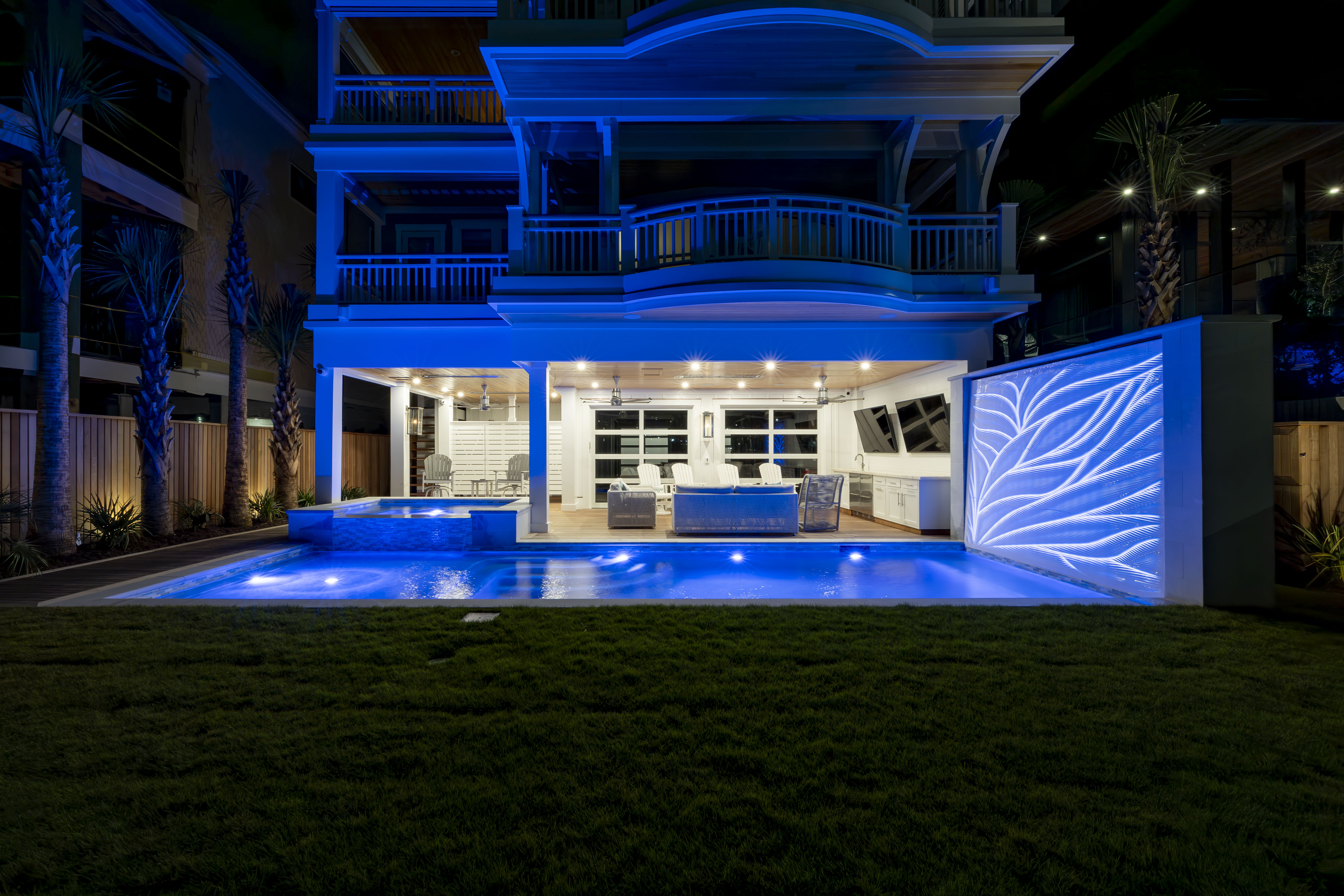 5 Innovative Features Every High-End Backyard Pool Should Have ...