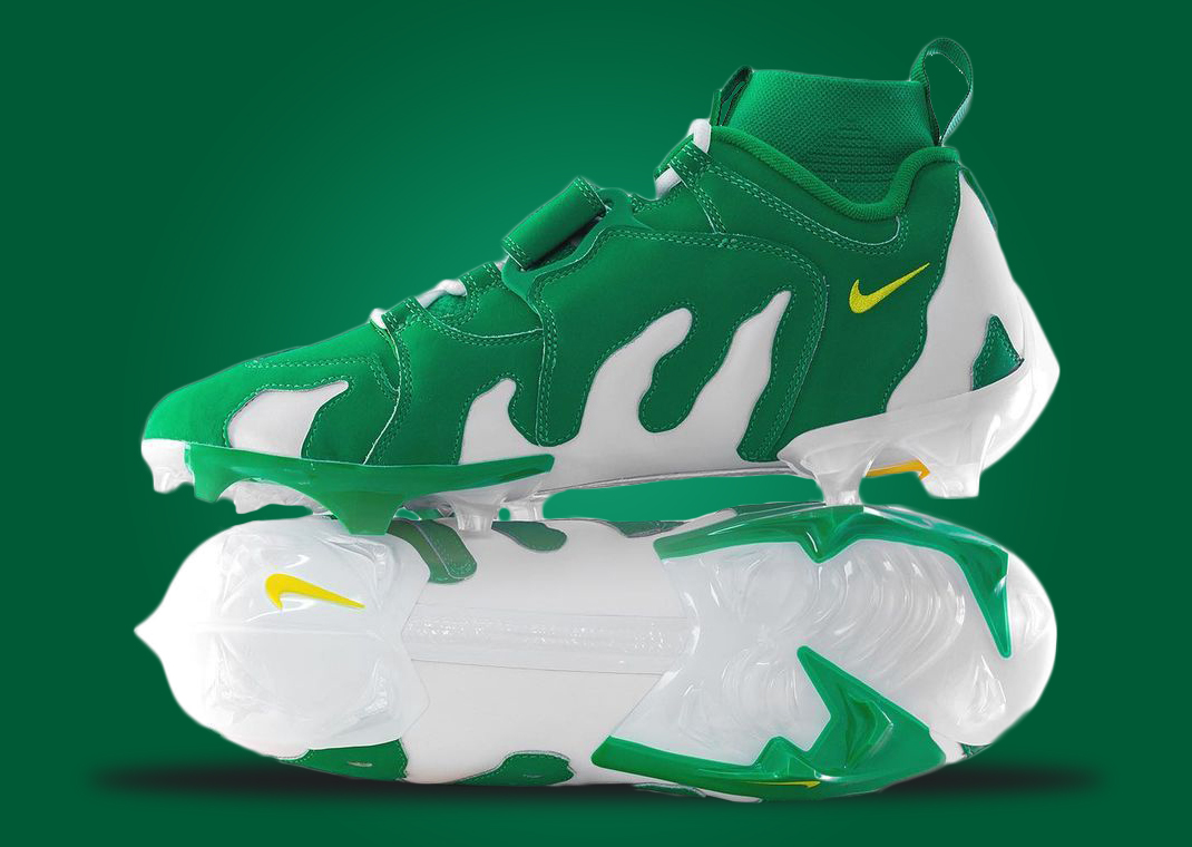 The Oregon Ducks Football Team Gets An Exclusive Nike Vapor DT Max ‘96 ...