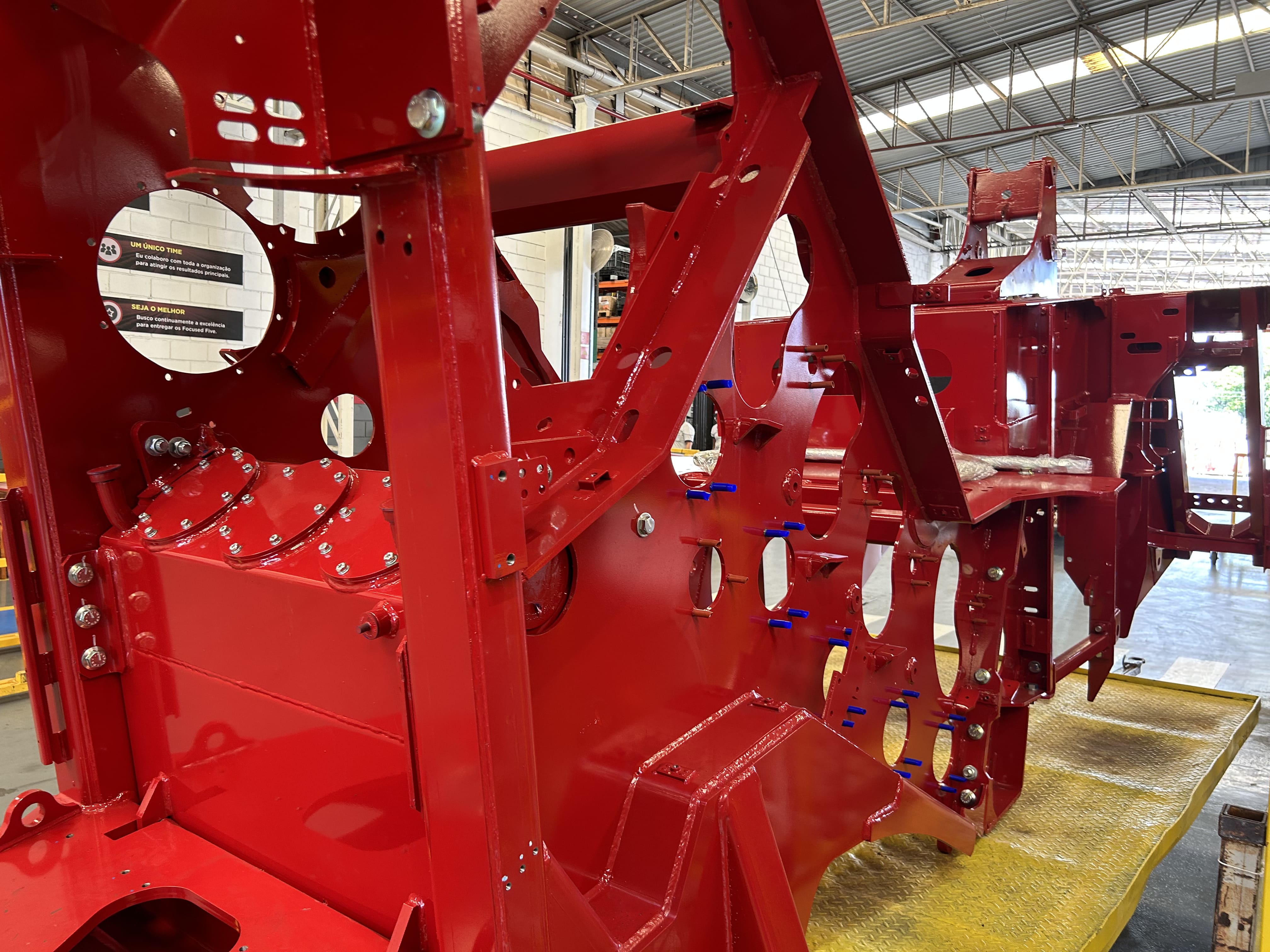 Gravação por micropuncionamento em chassis de implementos agrícolas