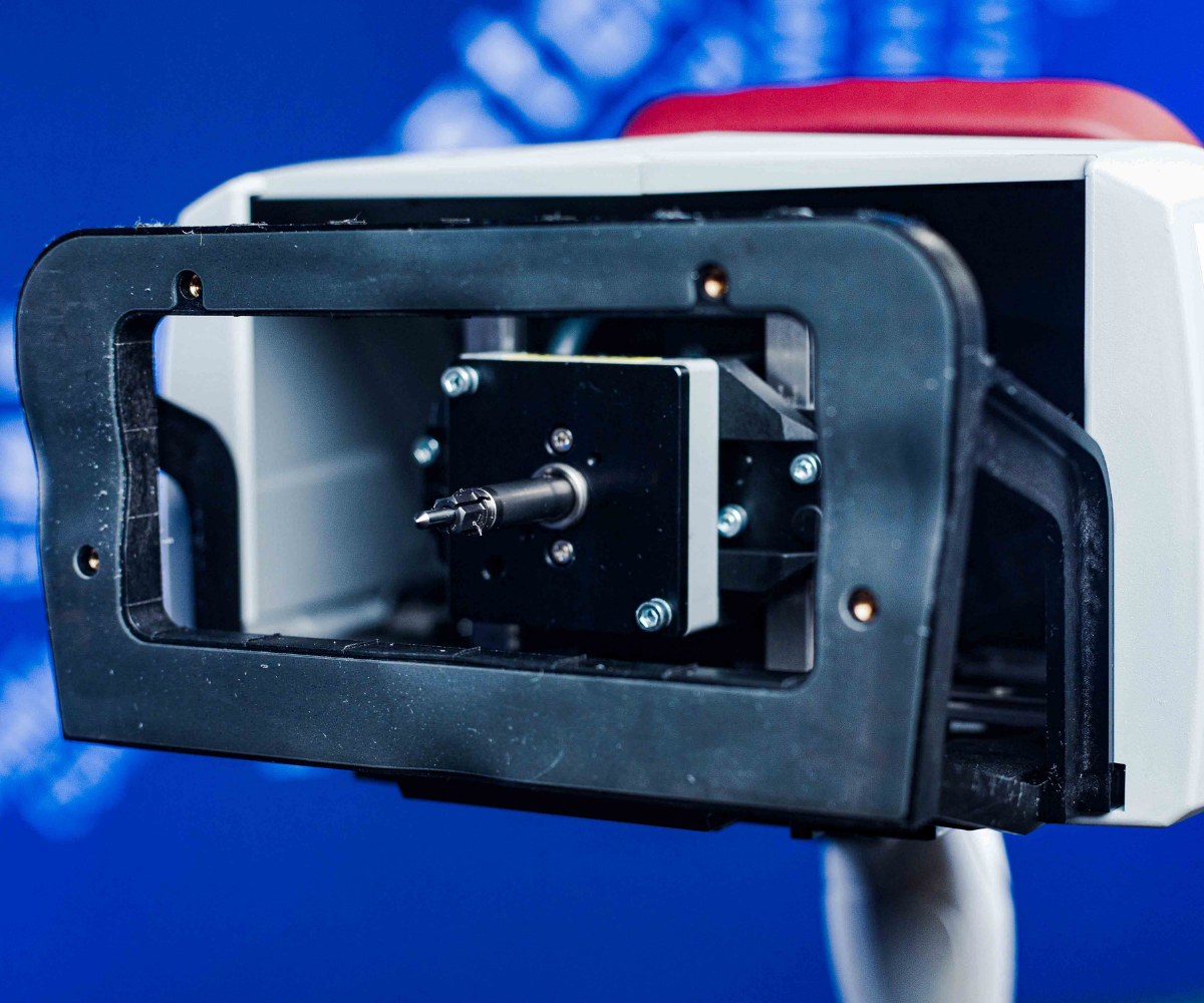 Gravação por micropuncionamento em chassis de implementos rodoviários