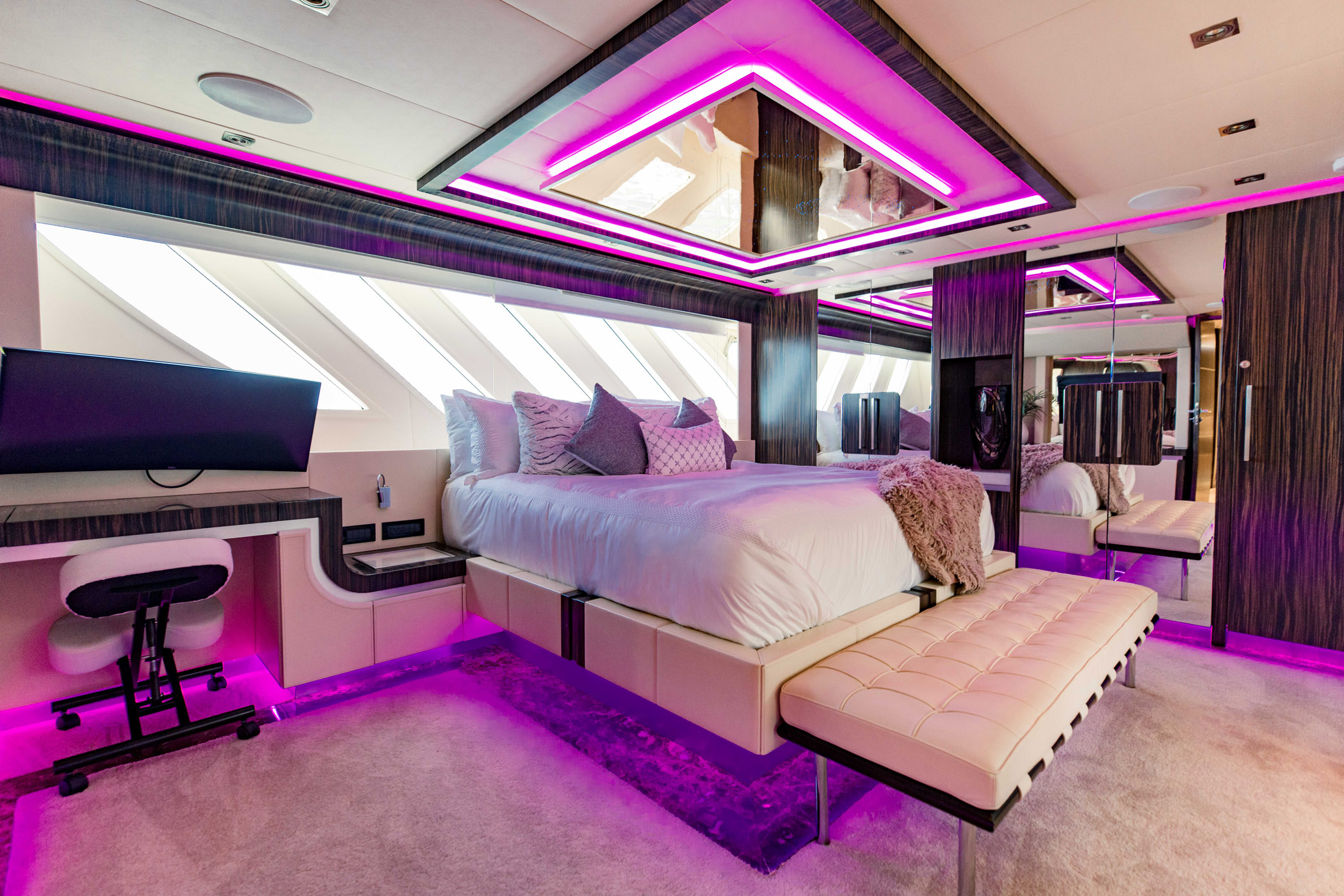 95' Dominator - Casual | Barton Yachts