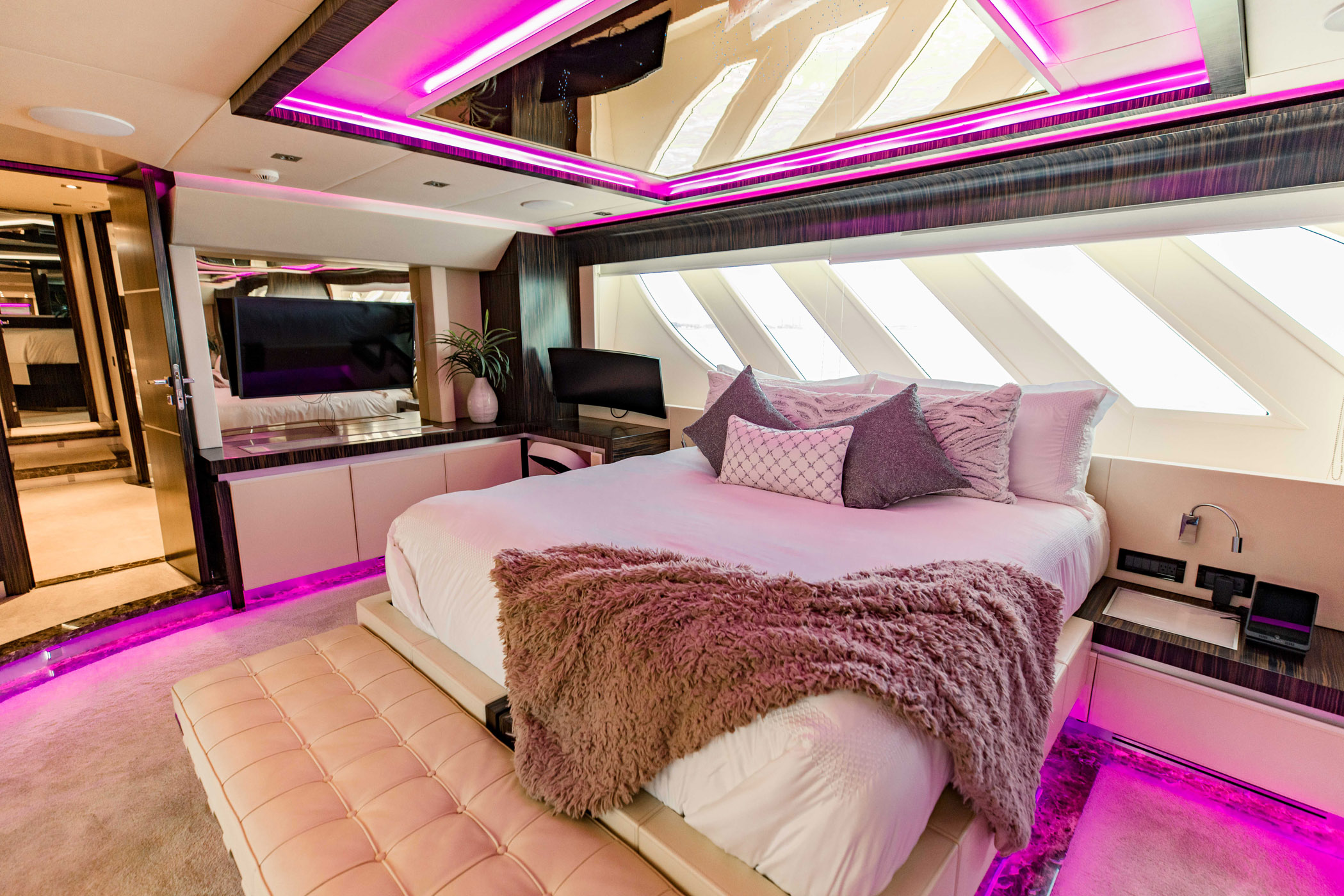 95' Dominator - Casual | Barton Yachts