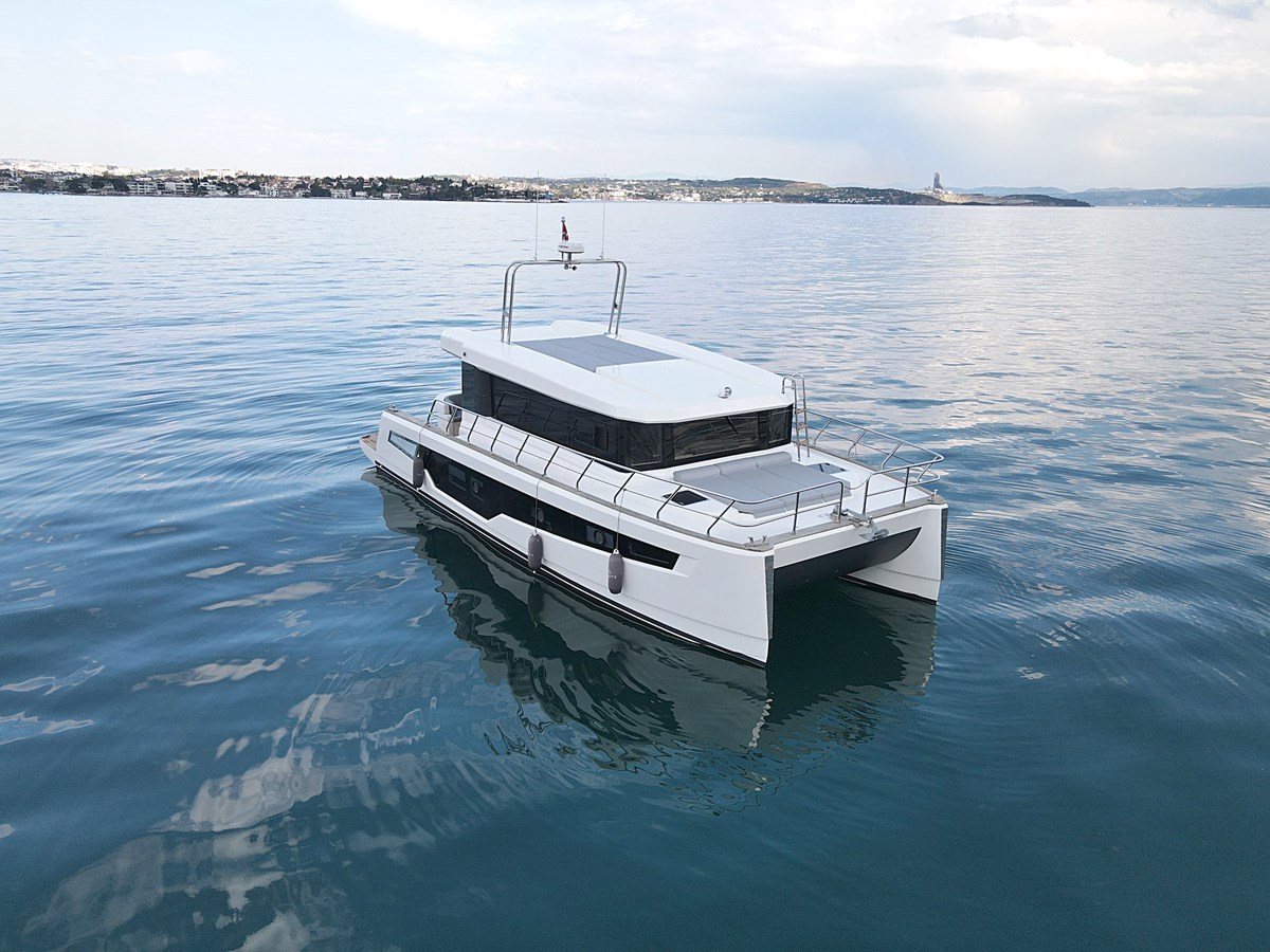 DG CAT 43 | Barton Yachts