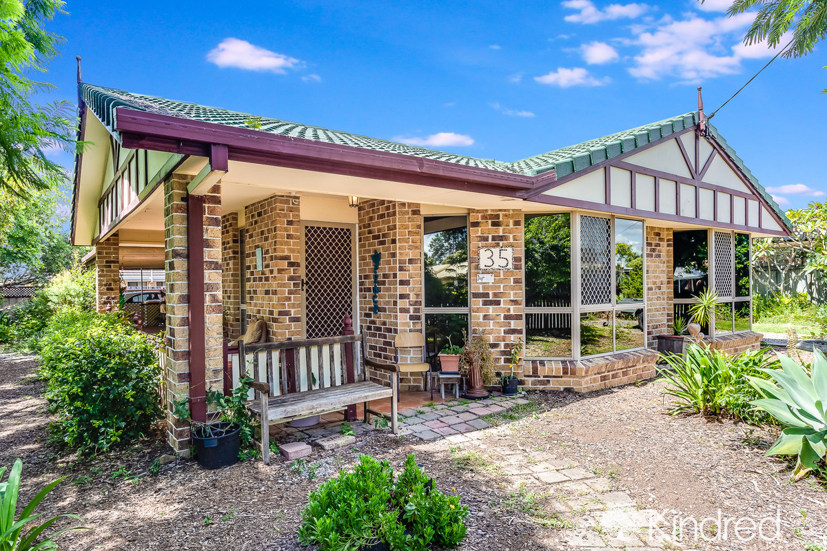 Low-Set Brick Home > Moreton Downs Estate!!!