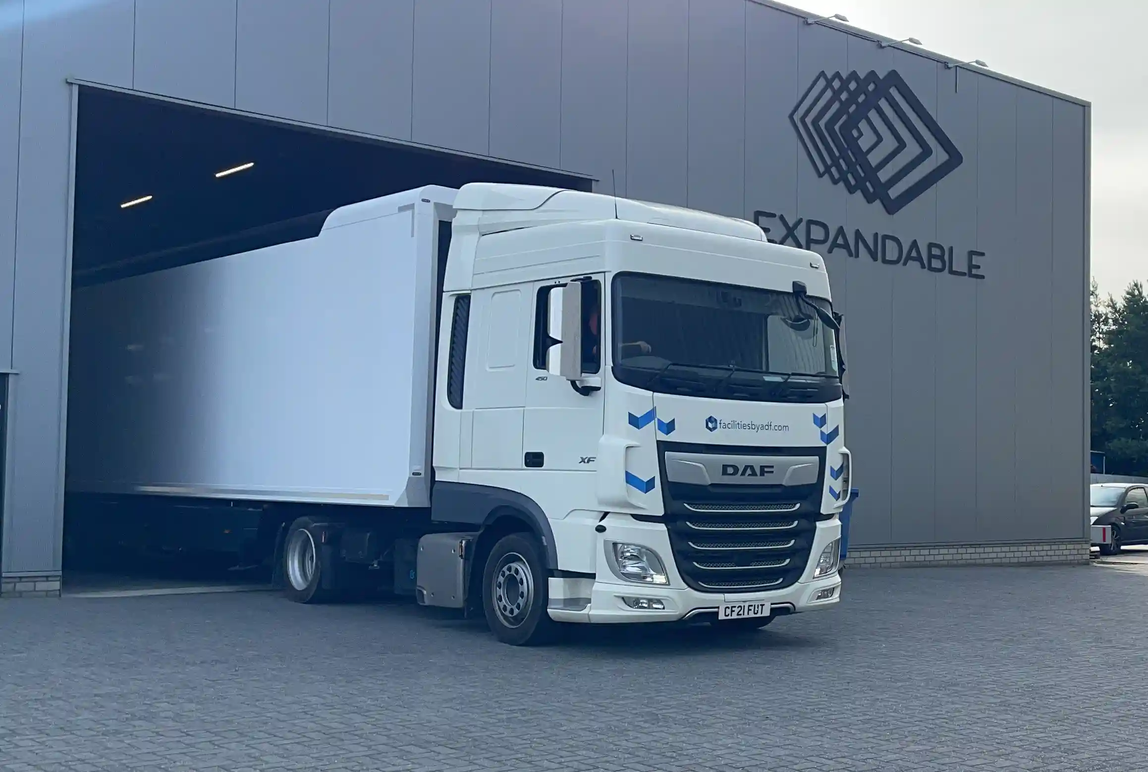 🎬 Expandable Movie Set Trailers: On-Set Excellence