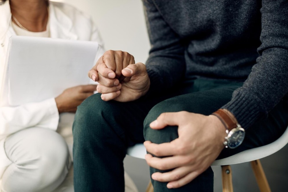 What Is Alcoholics Anonymous? How the AA 12-Step Program Changes Lives