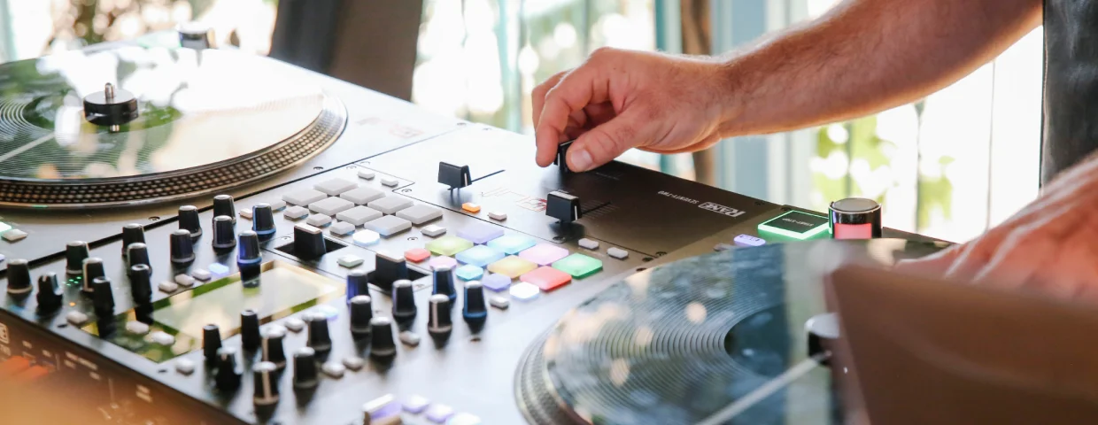 Comment choisir le DJ parfait pour votre événement professionnel