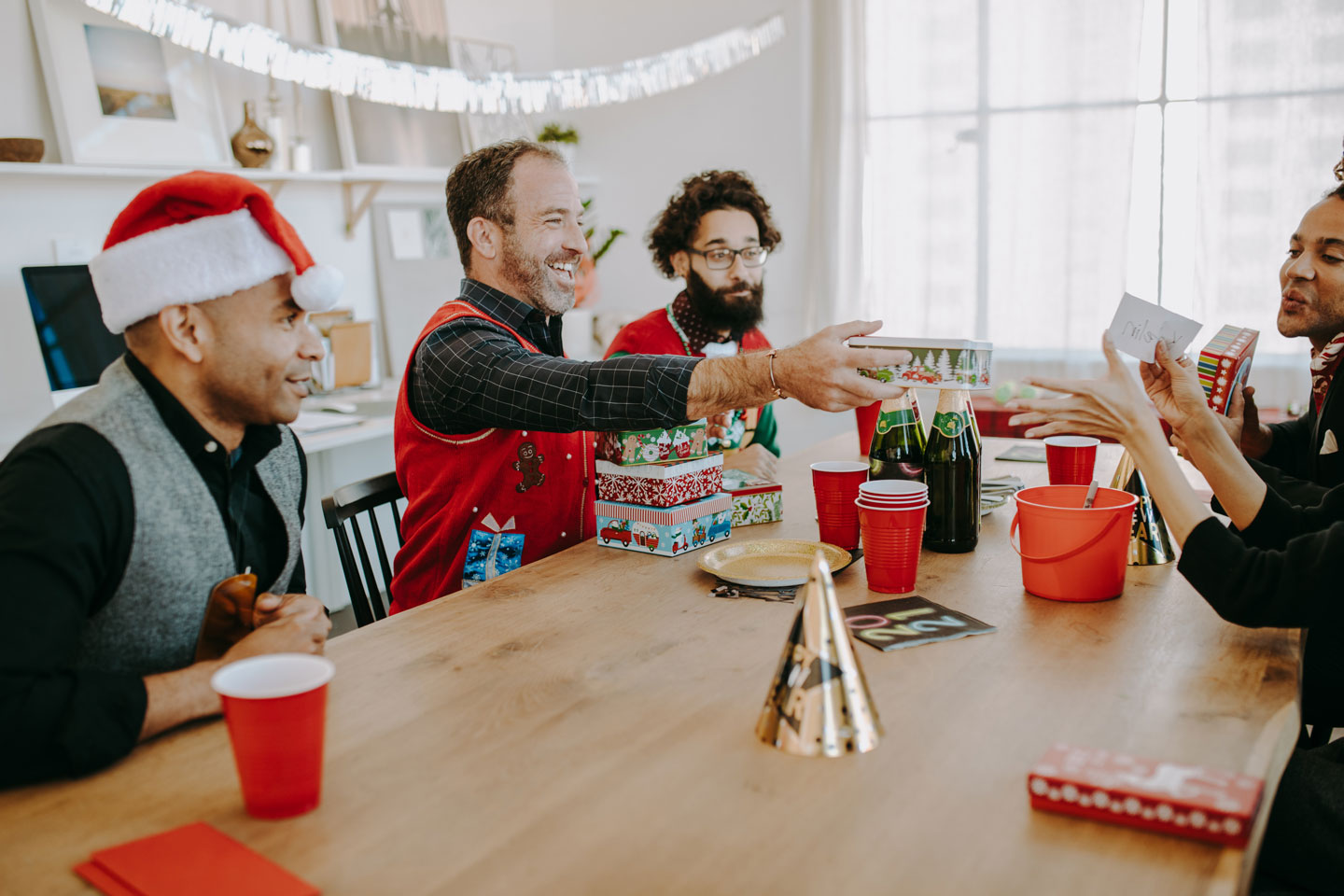 13 Fun Games For Your Staff Christmas Party • Lovelife News