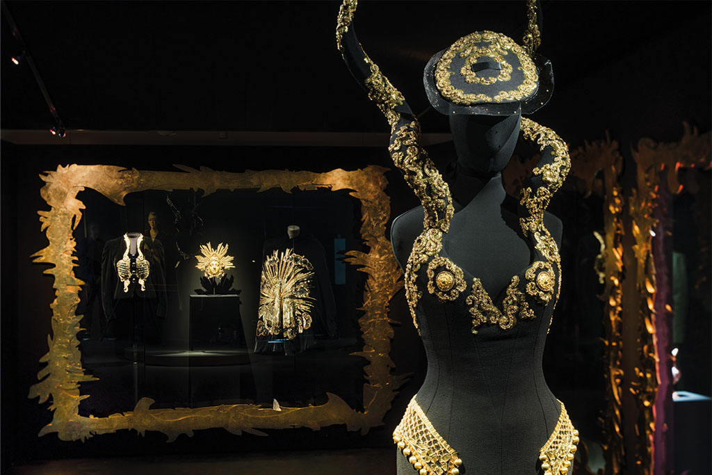 Shocking ! Les mondes surréalistes d’Elsa Schiaparelli - Intramuros ...