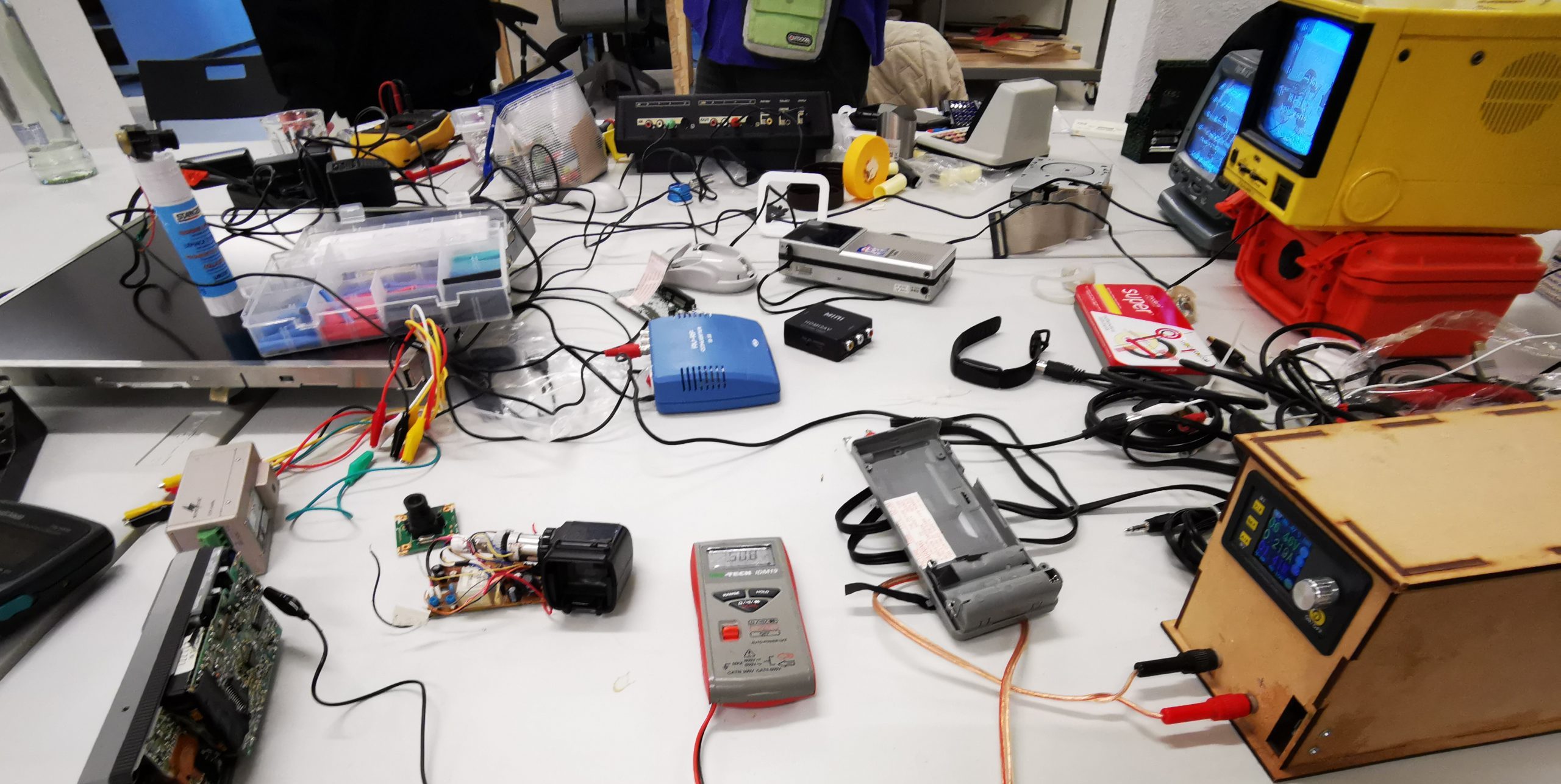 Benjamin Gaulon en session tech mining à l'iMAL - Intramuros Magazine