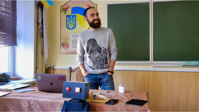 HelloCode: computer science lessons for school children