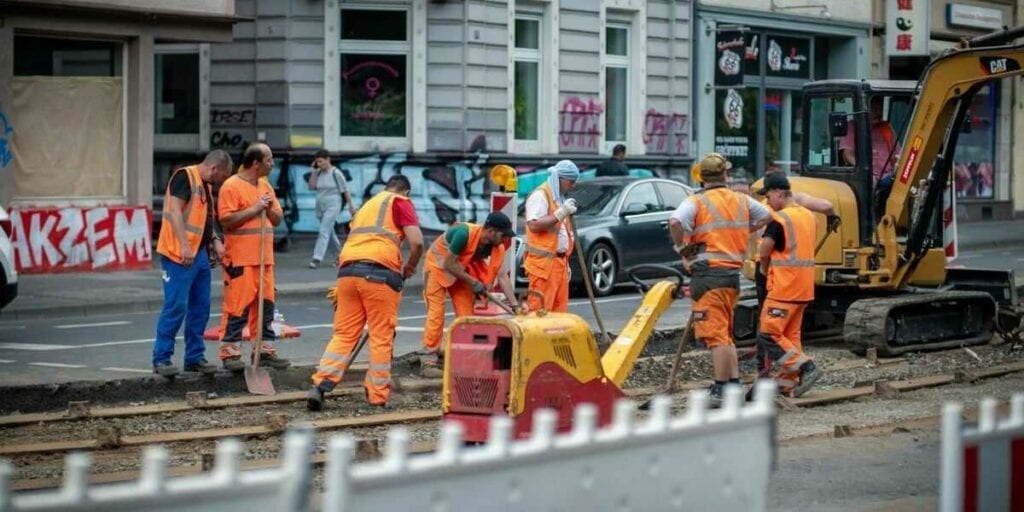 Frontline leadership training: 5 tips to improve managing front line ...