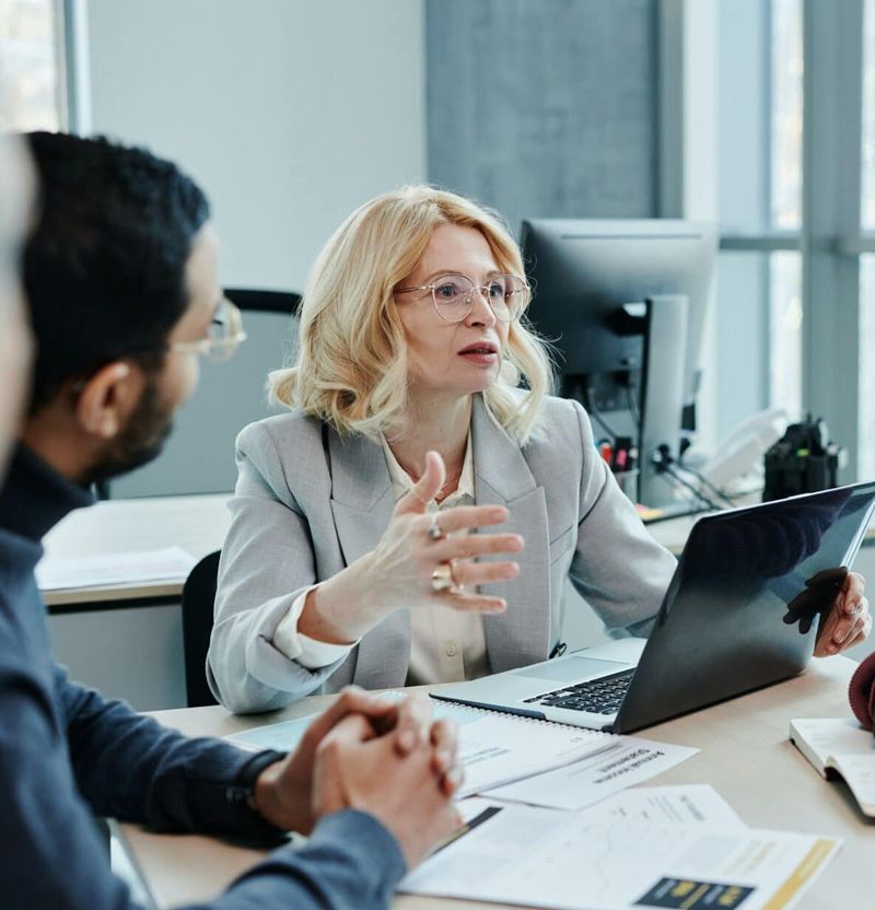 10 characteristics & qualities of a good leader in the workplace with ...