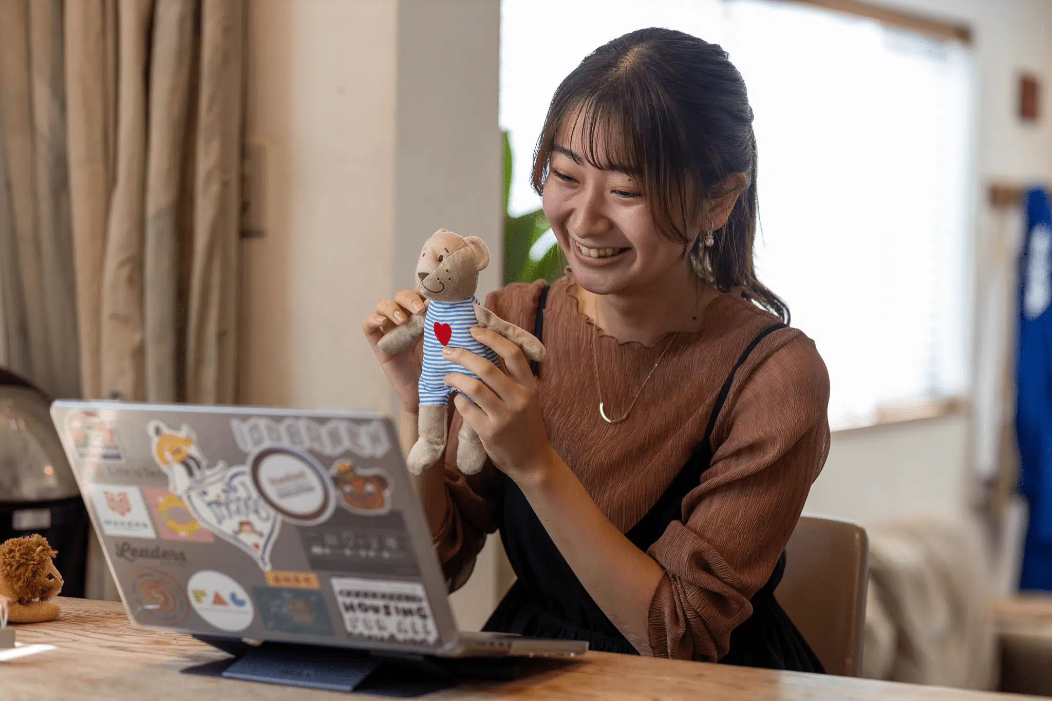 YOMY! | 3歳から8歳 | 対話型のオンライン読み聞かせスクール