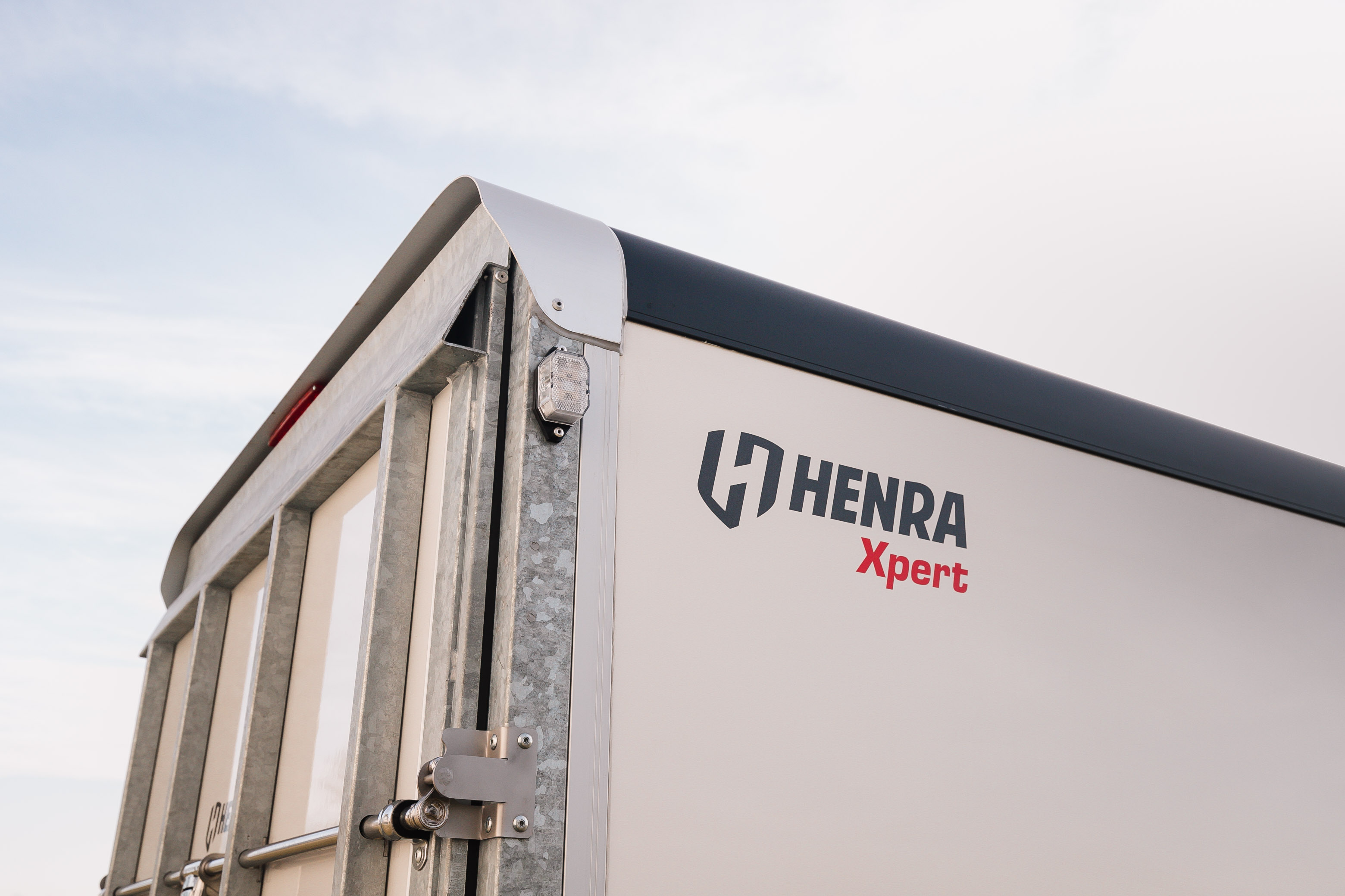 Henra gesloten bakwagen XL Xpert tridemasser – Van der Horst Aanhangwagens