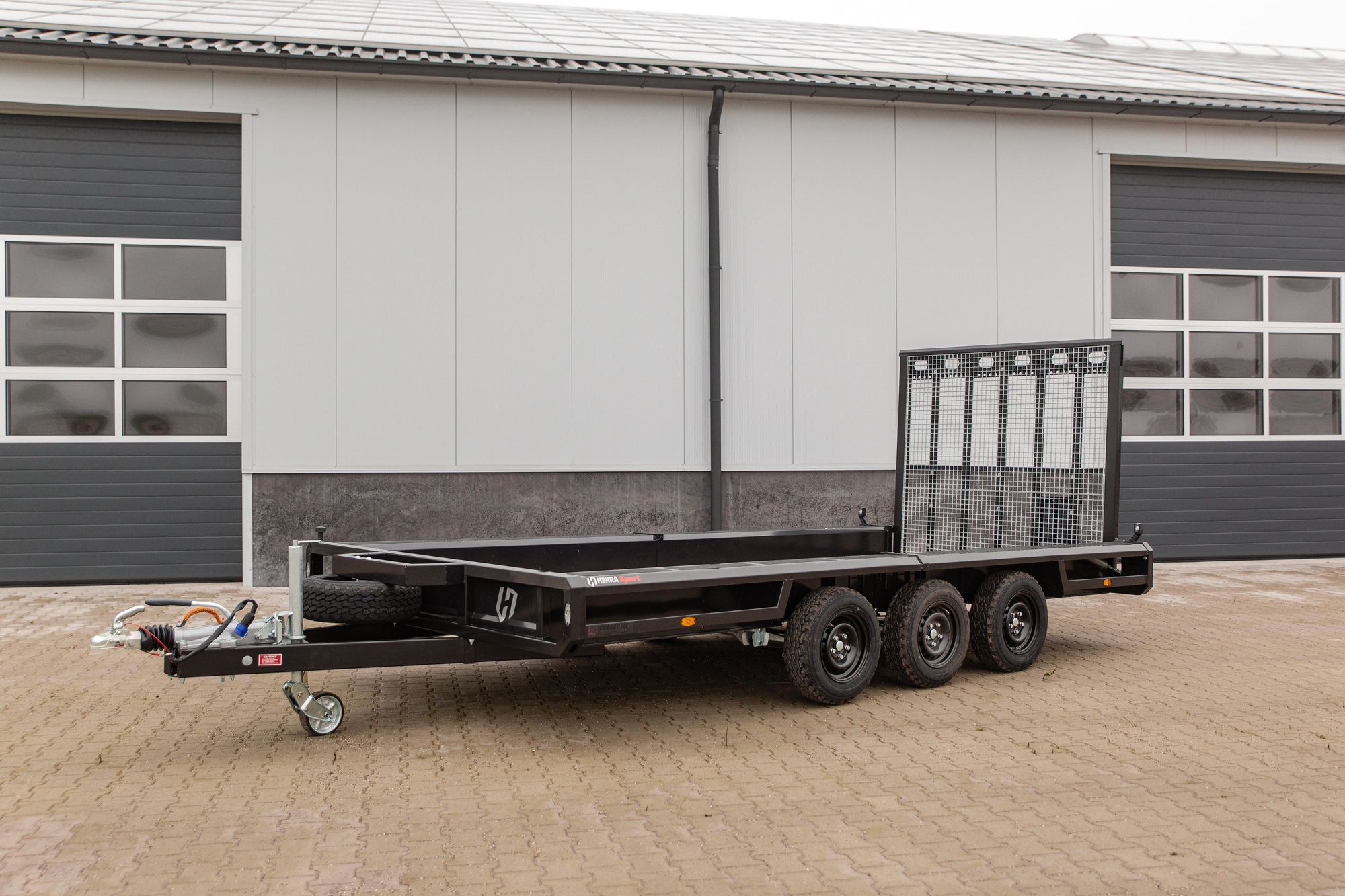 Henra Machinetransporter Xpert tridemasser – Van der Horst Aanhangwagens