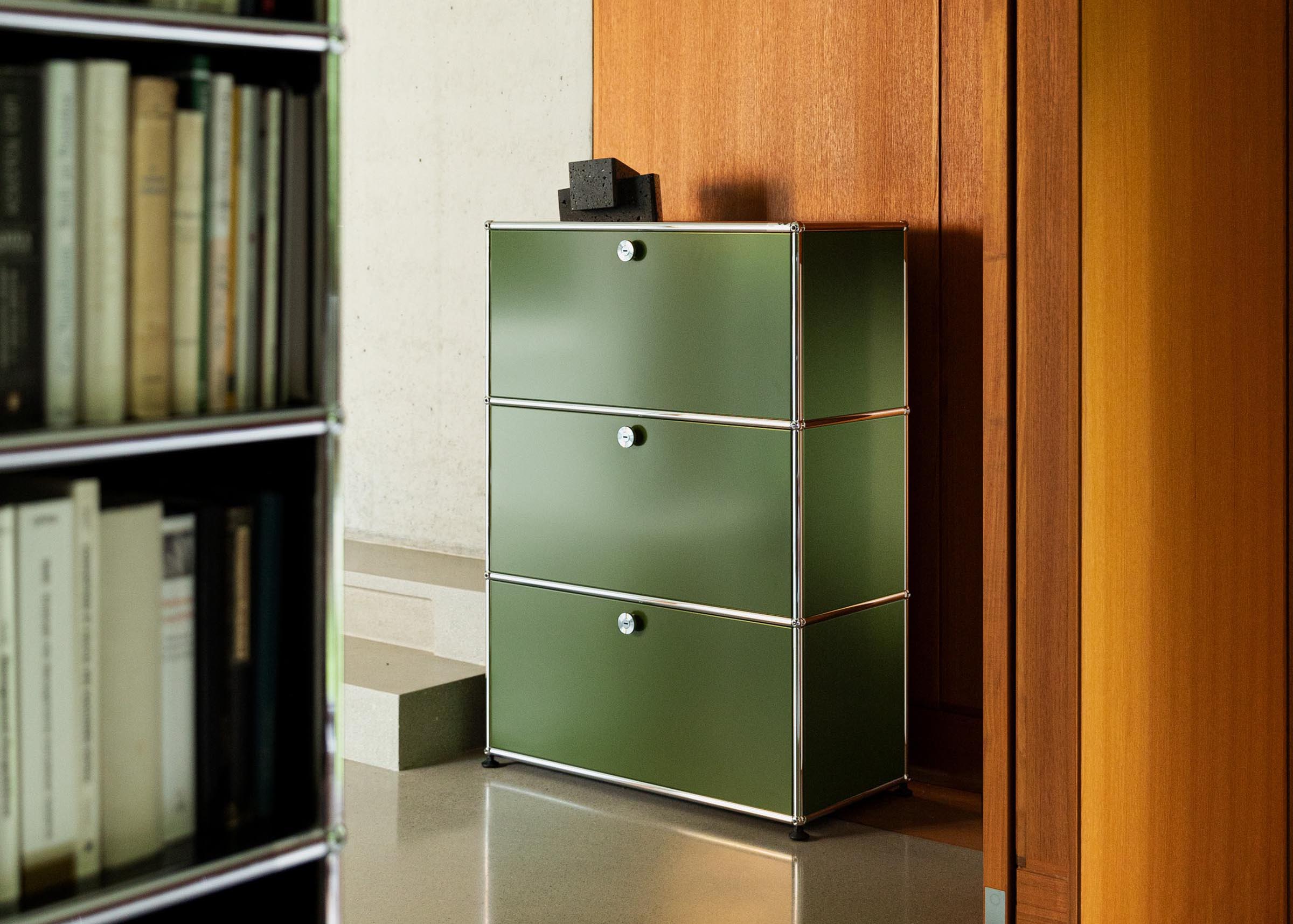 USM Haller in Olivgrün RAL 6003 - Limitierte Eleganz