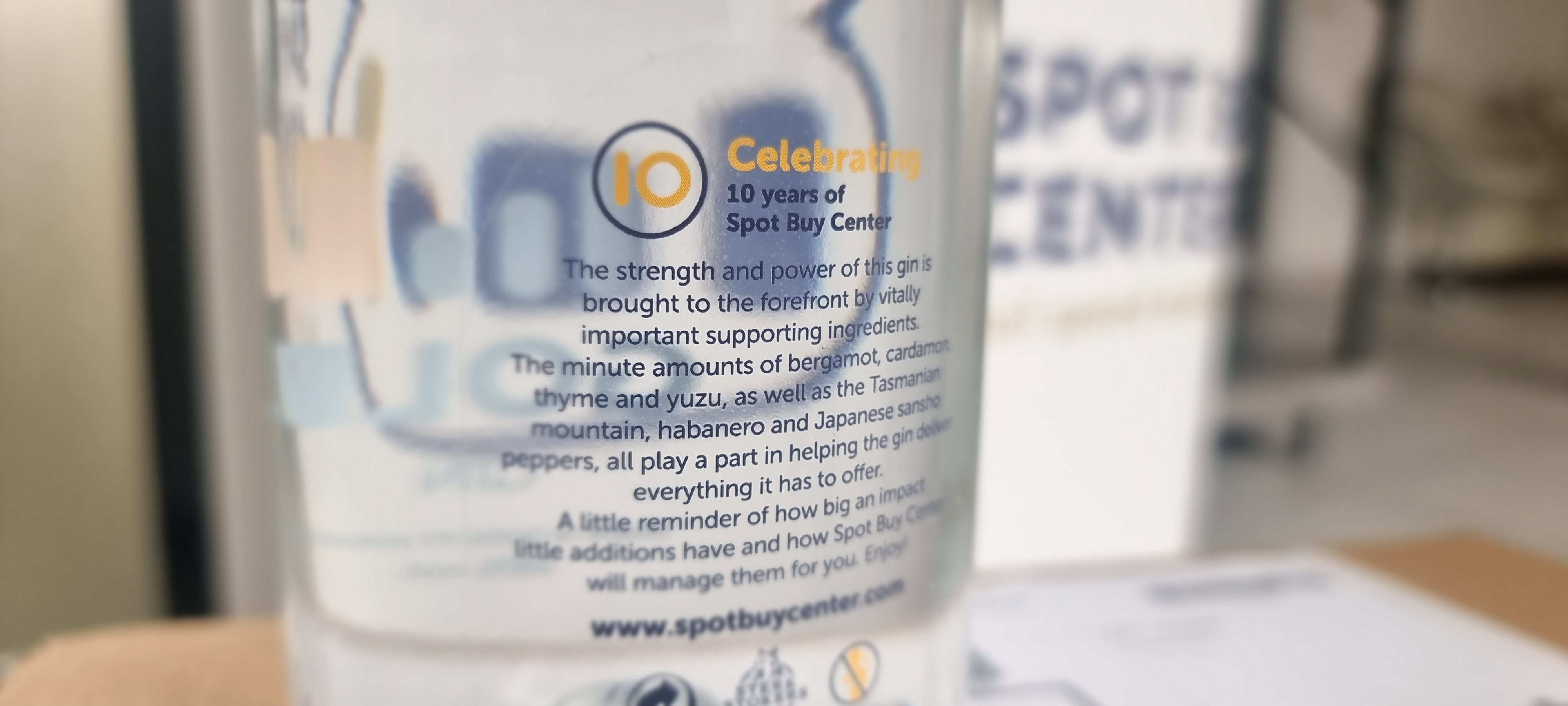 10 ans de Spot Buy Center - une étape importante avec un bord doré ...