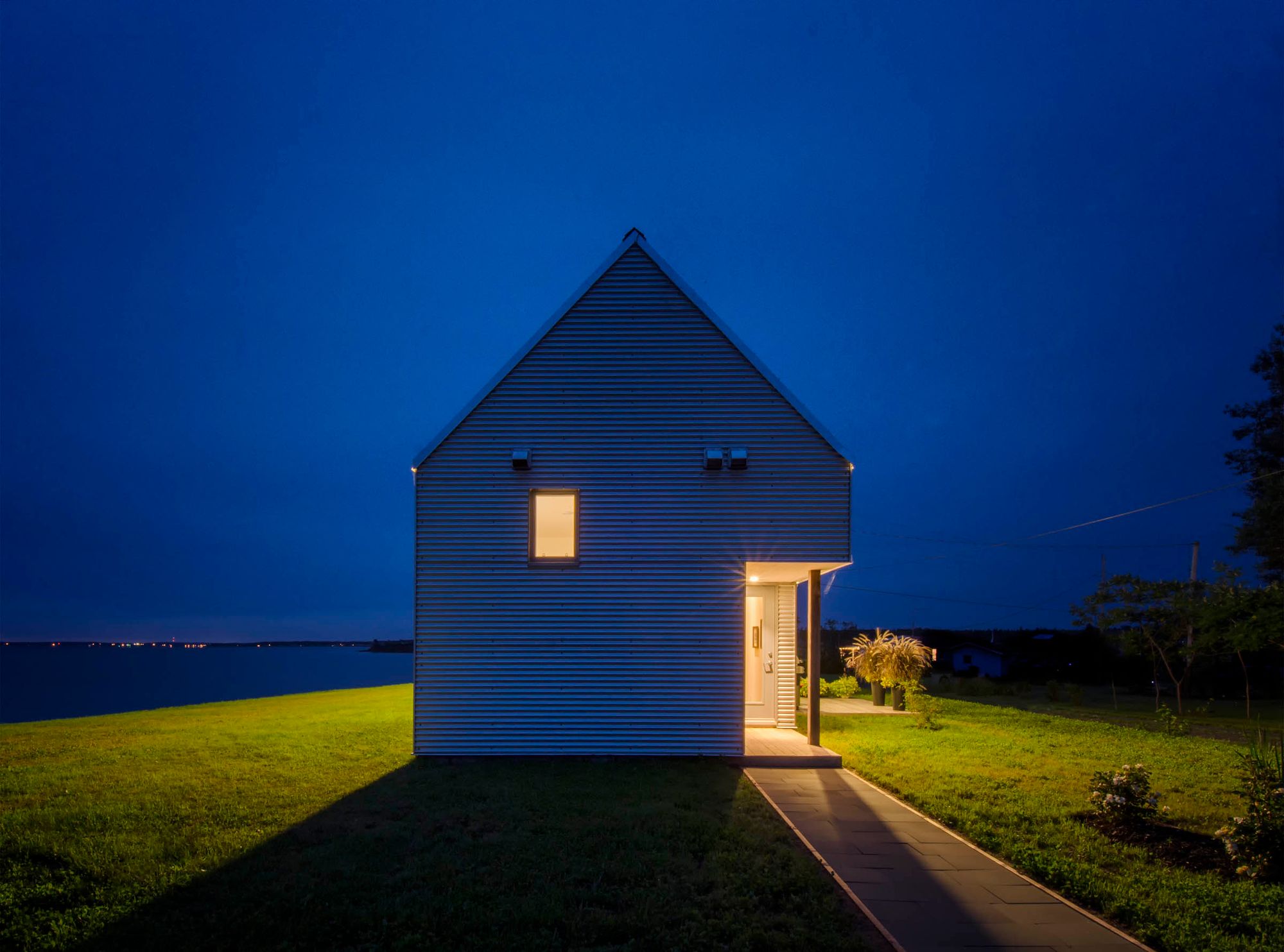 Roy House - MacKay-Lyons Sweetapple Architects