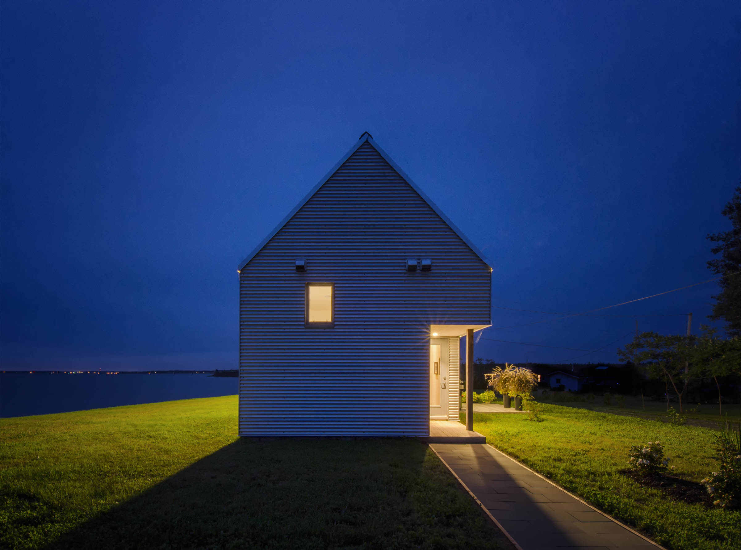 Roy House - MacKay-Lyons Sweetapple Architects
