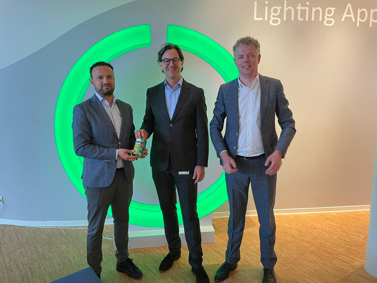 Tweede Kamerlid Faissal Boulakjar (D66) op werkbezoek bij Signify - Fedet