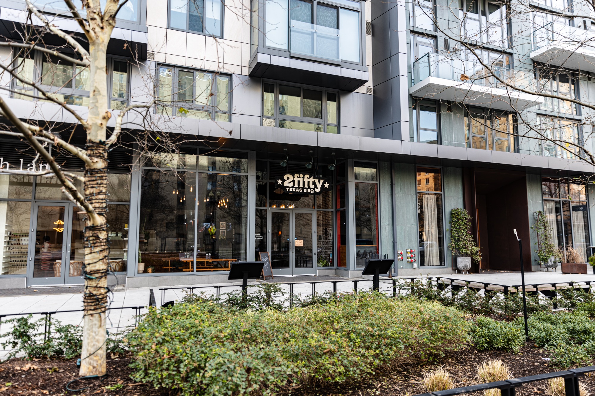 2Fifty, la joya de la barbacoa, asciende desde el Farmer's Market para ...