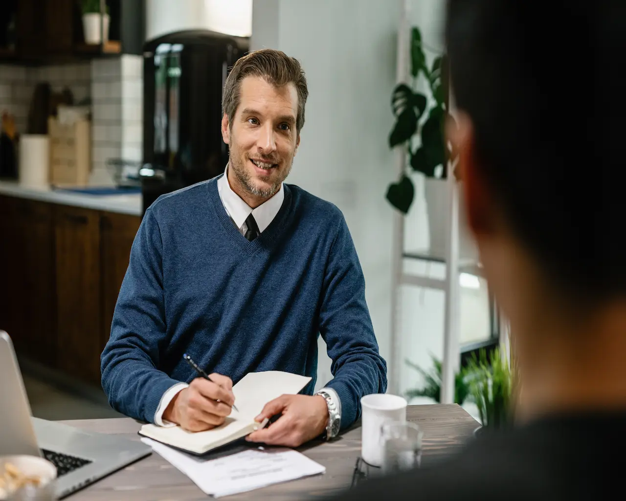 Un conseiller bancaire en consultation