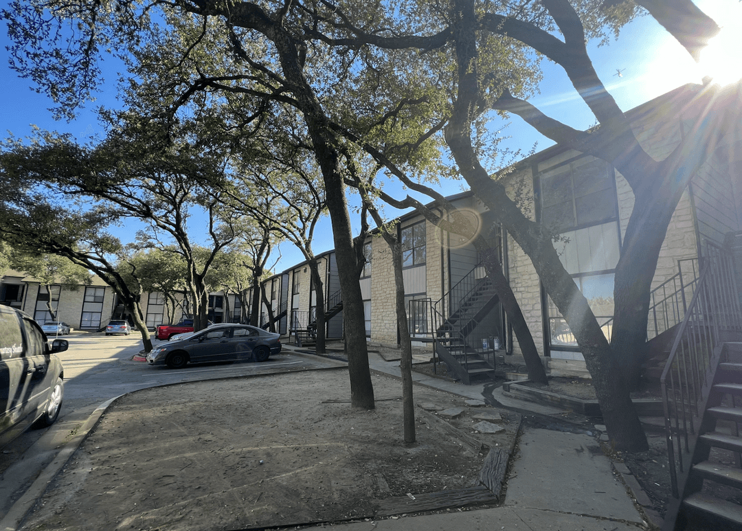 Apartment Austin - Austin Apartment for Rent | iConic at South 1st