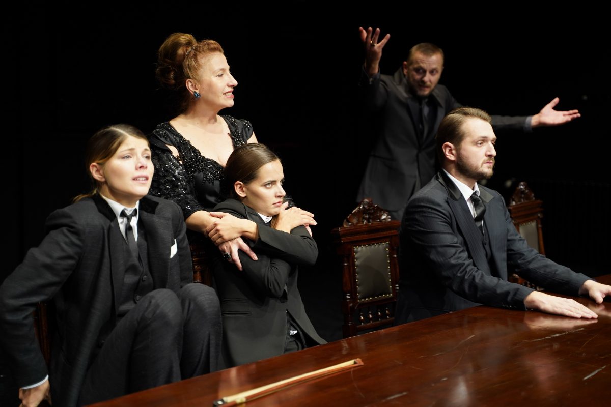 Trijumf "SUMRAKA BOGOVA" - Beogradsko dramsko pozorište