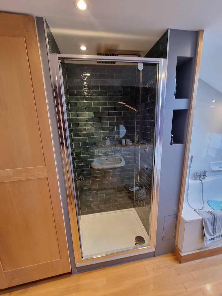 Maximising Minimalism: The Art of Integrating a Shower Cubicle into ...