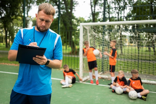 Szablon CV dla Trenera Piłki Nożnej: Jak Wyróżnić Się na Rynku Pracy?