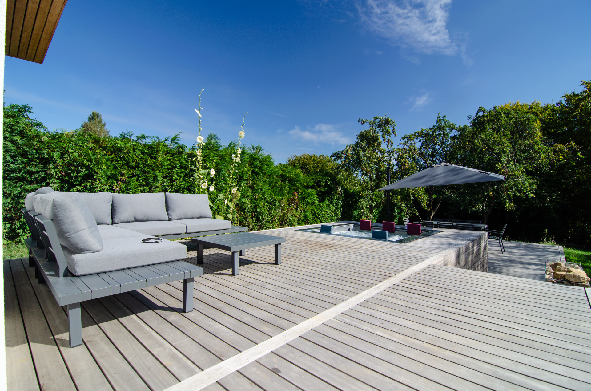 La parqueterie - Réalisation : Joli jardin avec une magnifique terrasse ...