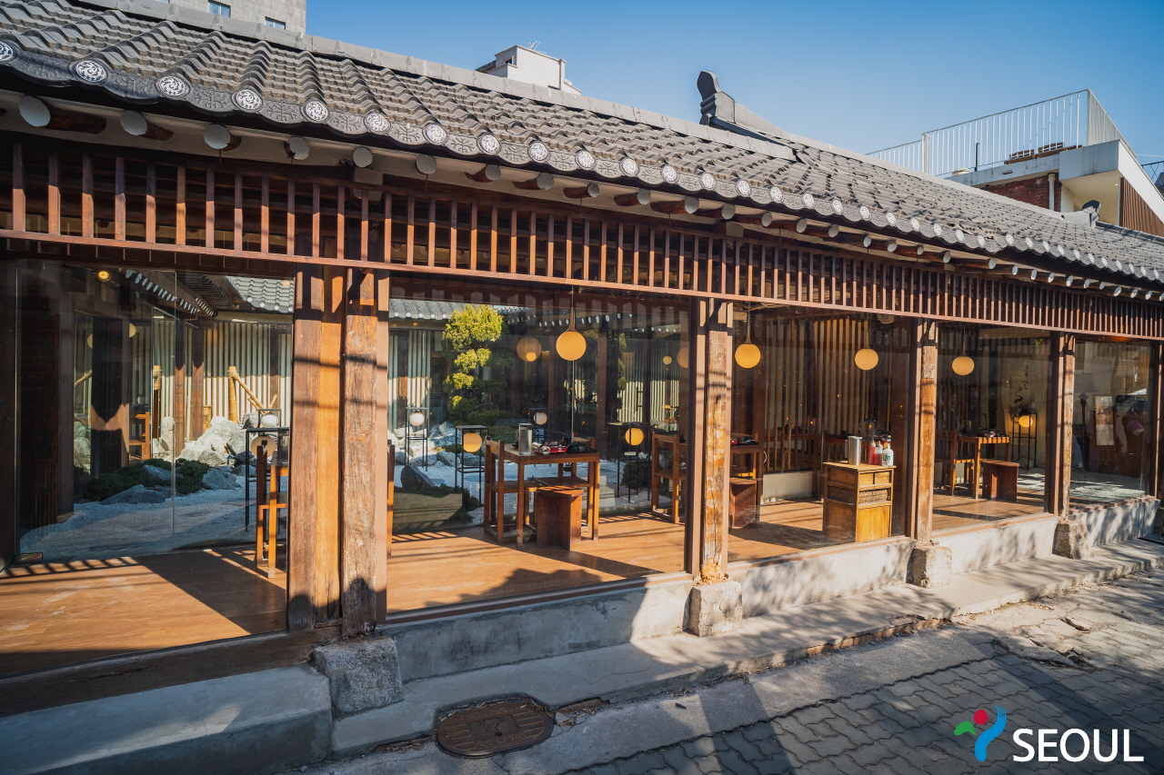 Coffee & Culture: Experience Seoul's Trendy Hanok Cafes