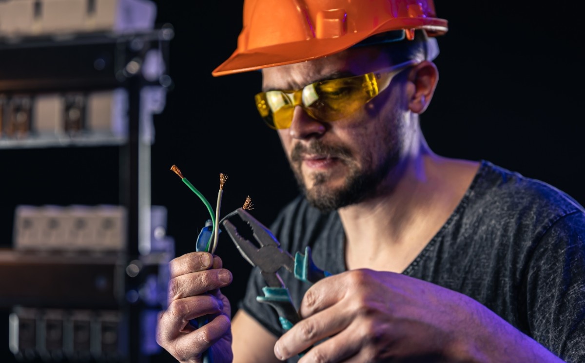 Apprentice Electrician Resume: Resume-Writing Guide With Examples ...