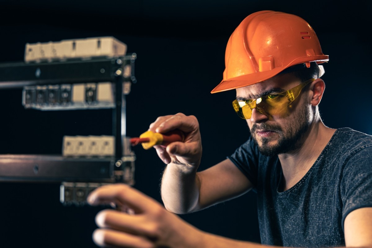 Apprentice Electrician Resume: Resume-Writing Guide With Examples ...
