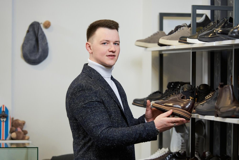 Shoe Salesman Resume that Lands the Most Jobs (Tips+Examples)